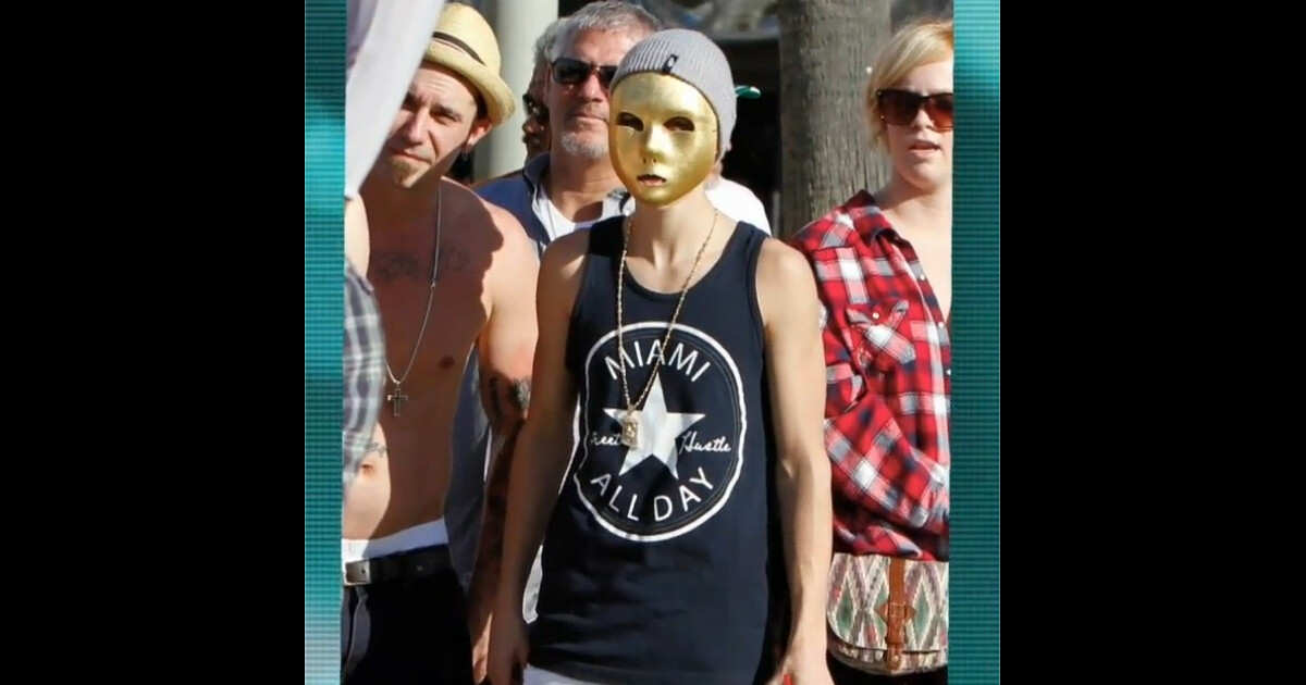 Justin Bieber sous couverture à LA : son drôle de masque doré (VIDEO ...