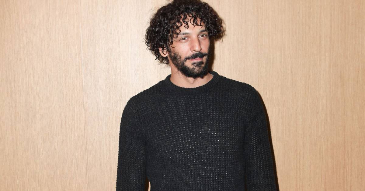 Tomer Sisley avec un look casual à l'avant-première de Kidon le 6 mai ...
