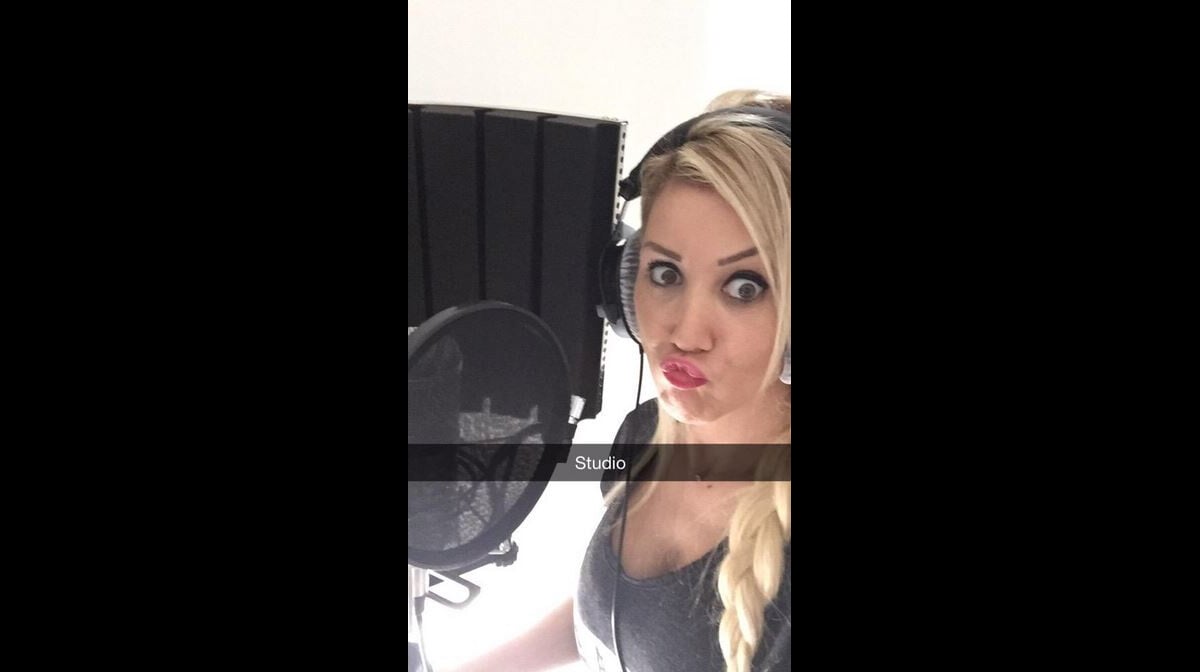 Photo : Julie (Secret Story 8) en studio : elle prépare un single pour ...
