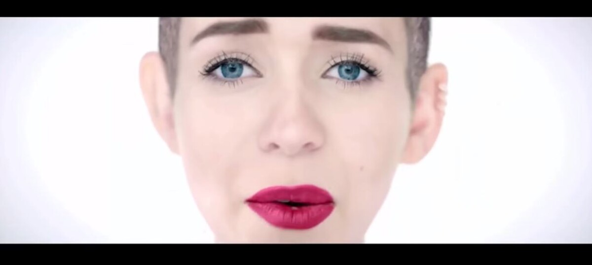 Photo : Drake en Miley Cyrus dans son nouveau clip 'Energy' - PureBreak