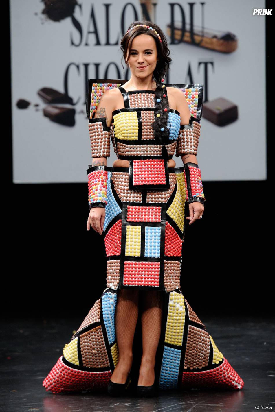 Alizée en robe smarties au Salon du Chocolat, le 27 octobre 2015 à ...