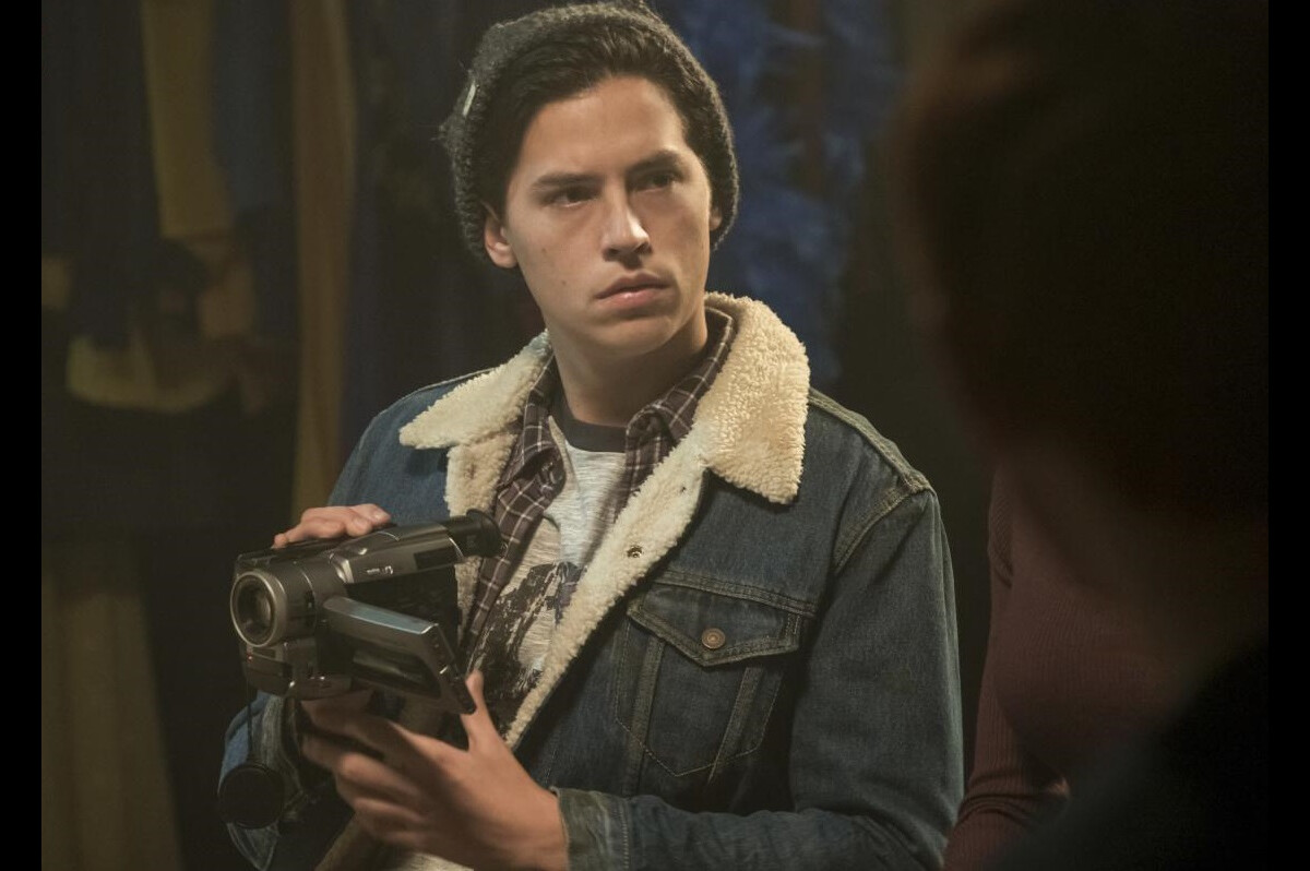 Photo : Riverdale saison 2, épisode 18 : Jughead (Cole Sprouse) sur une photo - PureBreak