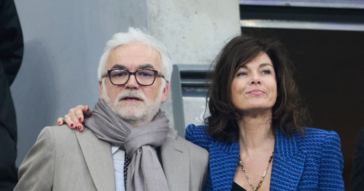 Pascal Praud et sa compagne Catherine dans les tribunes du match de football de la Coupe de ...