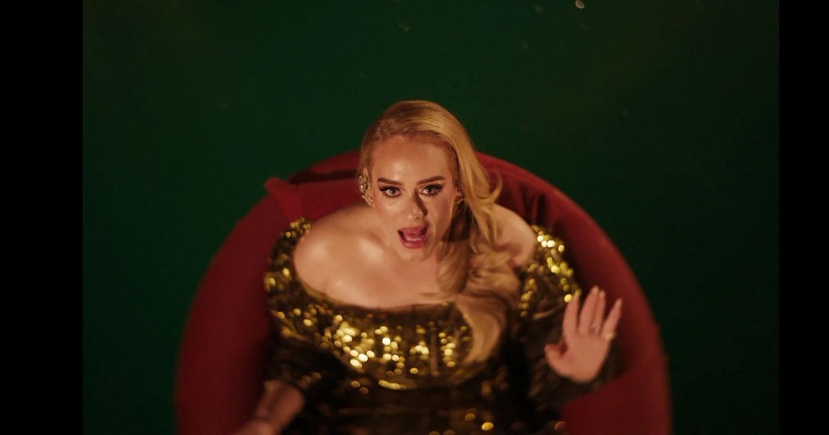 Adèle dans le clip de sa chanson I Drink Wine. Los Angeles. Le 27 octobre 2022. - Purebreak