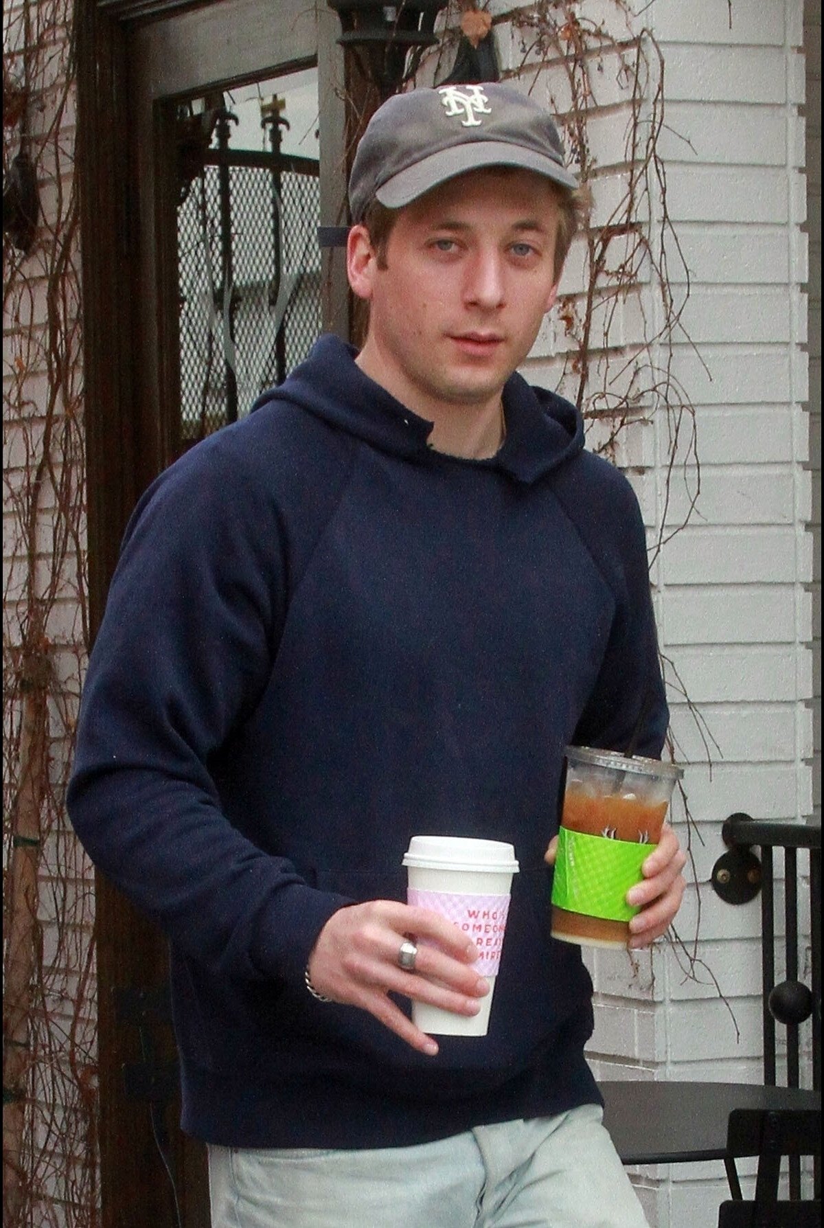 Photo : Jeremy Allen White quitte le café Alfred's avec leur fille Ezer ...