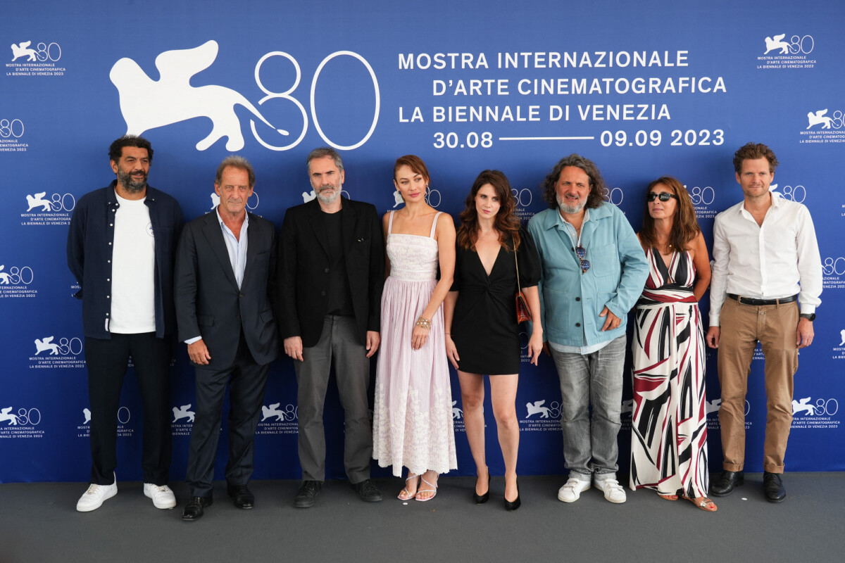 Photo : Photocall de la série "D'argent et de sang" lors du 80ème ...
