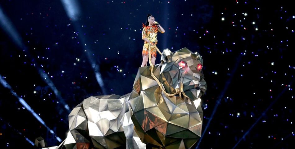 Katy Perry et son lion géant au Super Bowl 2015 le dimanche 1er février ...