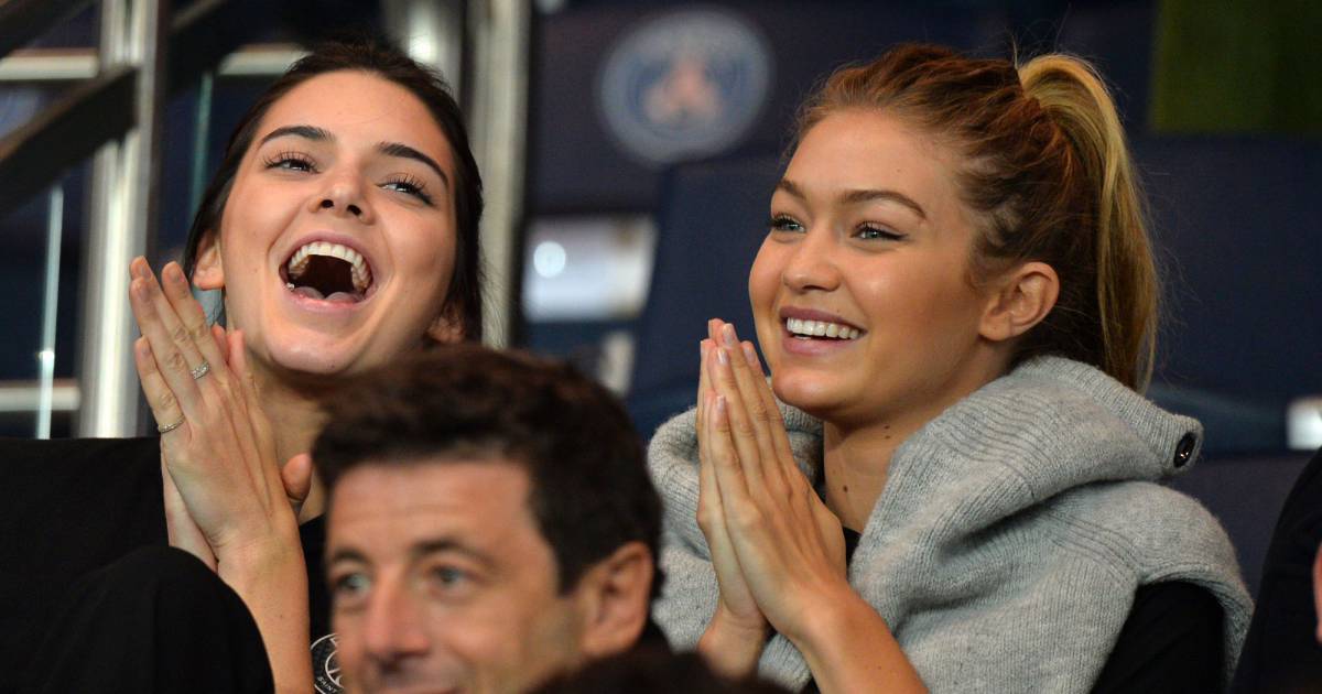 Kendall Jenner et Gigi Hadid au match PSG-OM le 4 octobre 2015 à Paris ...
