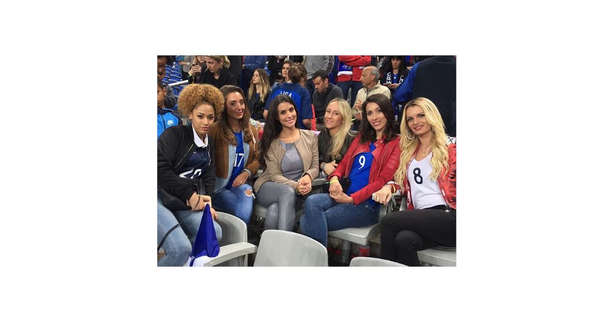 Les WAGS prennent la pose pendant le match France-Islande le 3 juillet ...