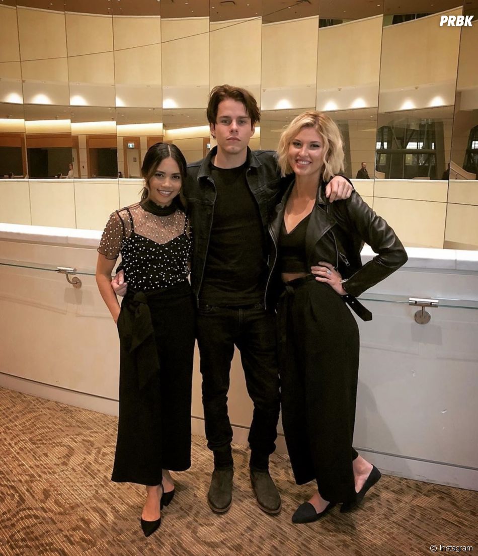 Sarah Grey (The Order) avec Louriza Tronco (Gabrielle) et Jake Manley ...