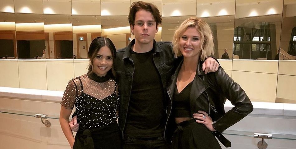 Sarah Grey (The Order) avec Louriza Tronco (Gabrielle) et Jake Manley ...