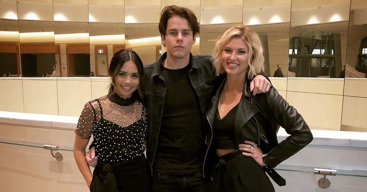 Sarah Grey (The Order) avec Louriza Tronco (Gabrielle) et Jake Manley ...