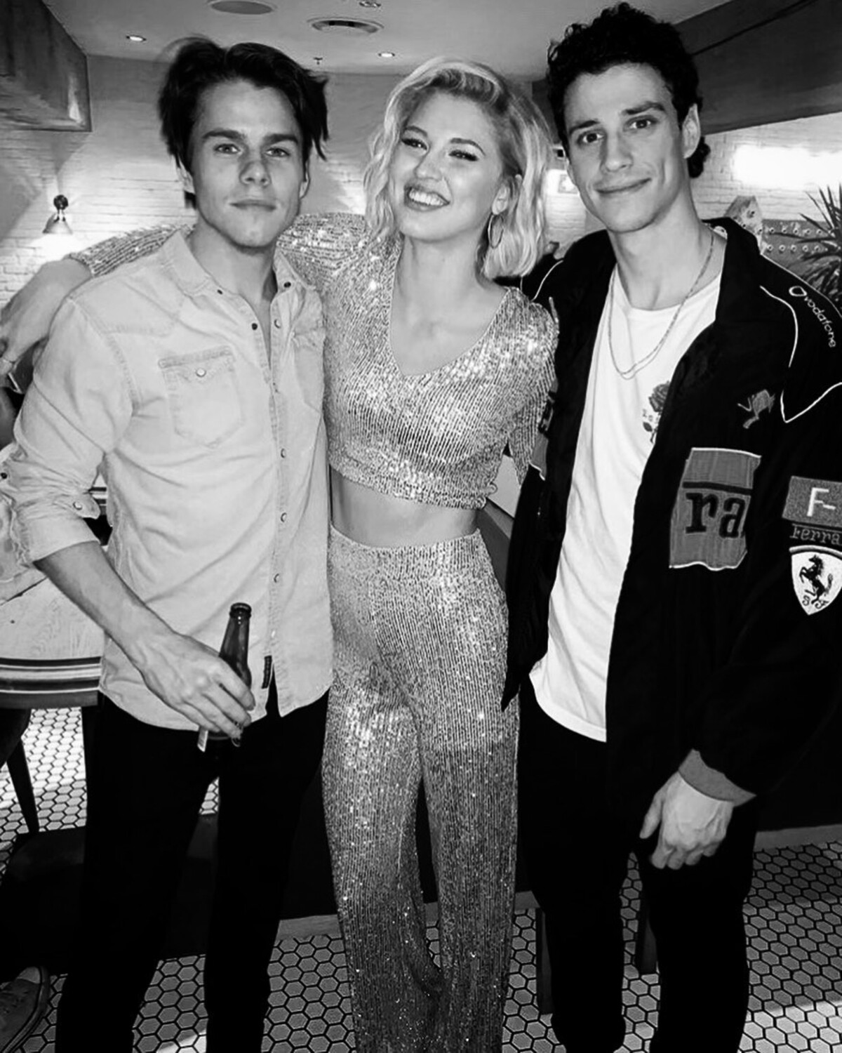 Photo : Sarah Grey (The Order) avec Jake Manley (Jack) et Adam DiMarco ...