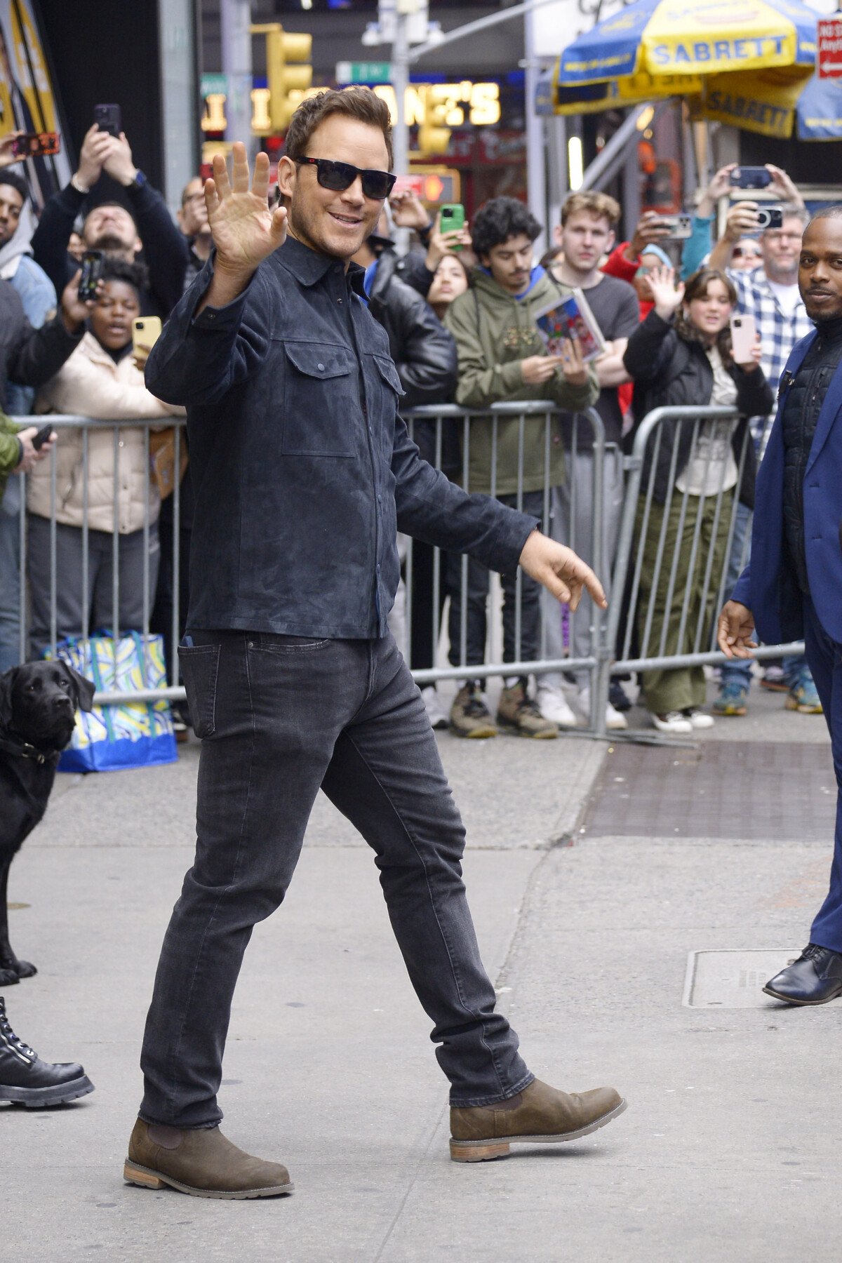 Photo : Chris Pratt fait le signe de la paix à la sortie des studios de ...