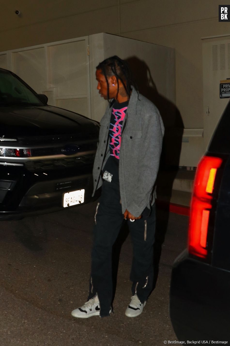 Malgré l'annulation du concert de Travis Scott, des fans font la teuf ...