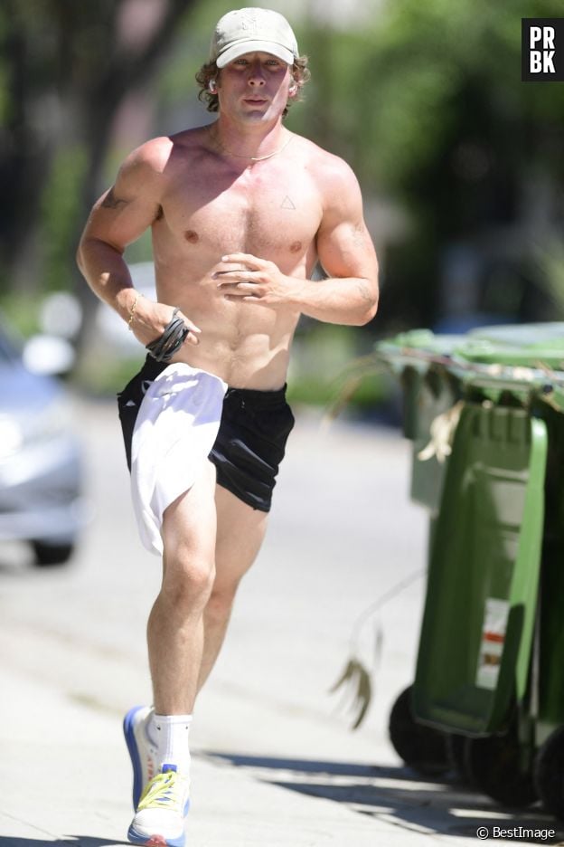 Cet acteur de Disney+ a pris 18kg de muscle pour un rôle, mais il a ...