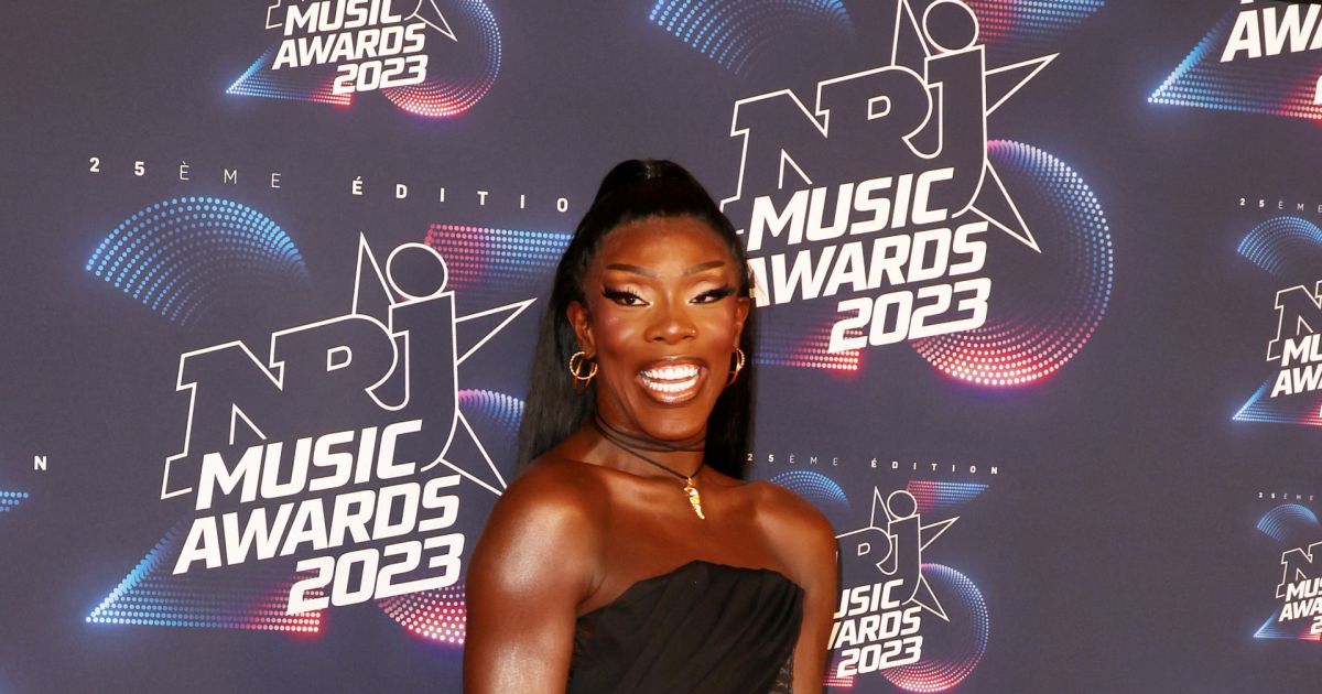 La drag-queen Keiona (Kevin Kouassi) au photocall de la 25ème cérémonie des NRJ Music Awards ...