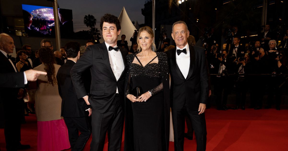 Tom Hanks, femme Rita Wilson et leur fils Truman - Descente des marches ...
