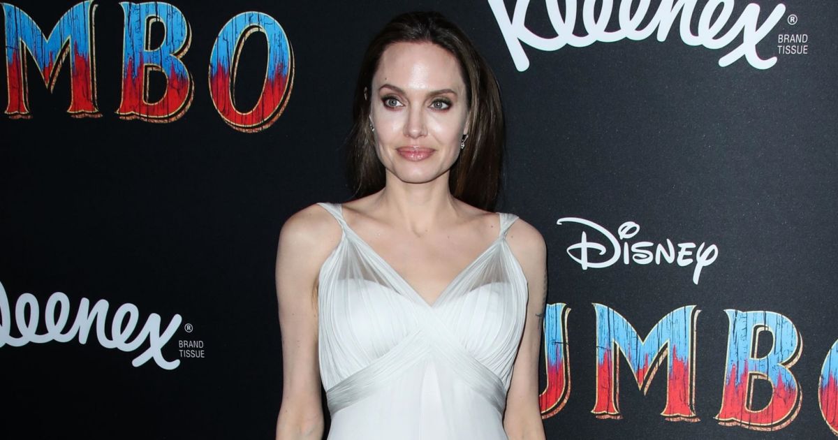 Angelina Jolie porte une robe Atelier Versace à l'avant première ...