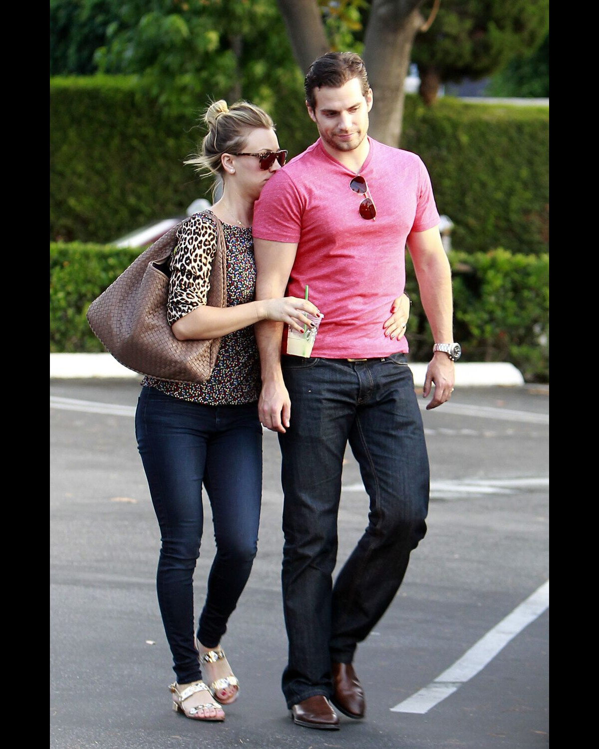 Photo : Kaley Cuoco profite des bras musclés d'Henry Cavill, le 3 ...