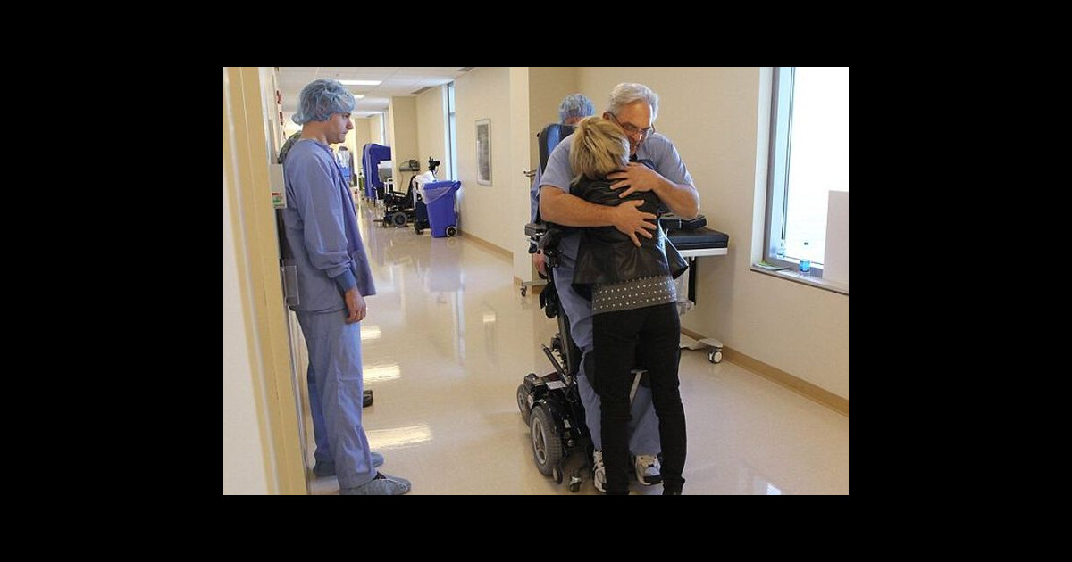 [PHOTO] Paralysé, le chirurgien Ted Rummel continue d'opérer en ...