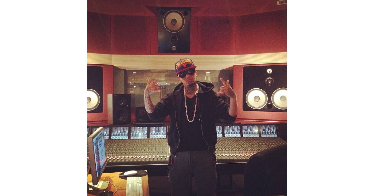 Swagg Man en studio pendant l'enregistrement de ses différents singles ...