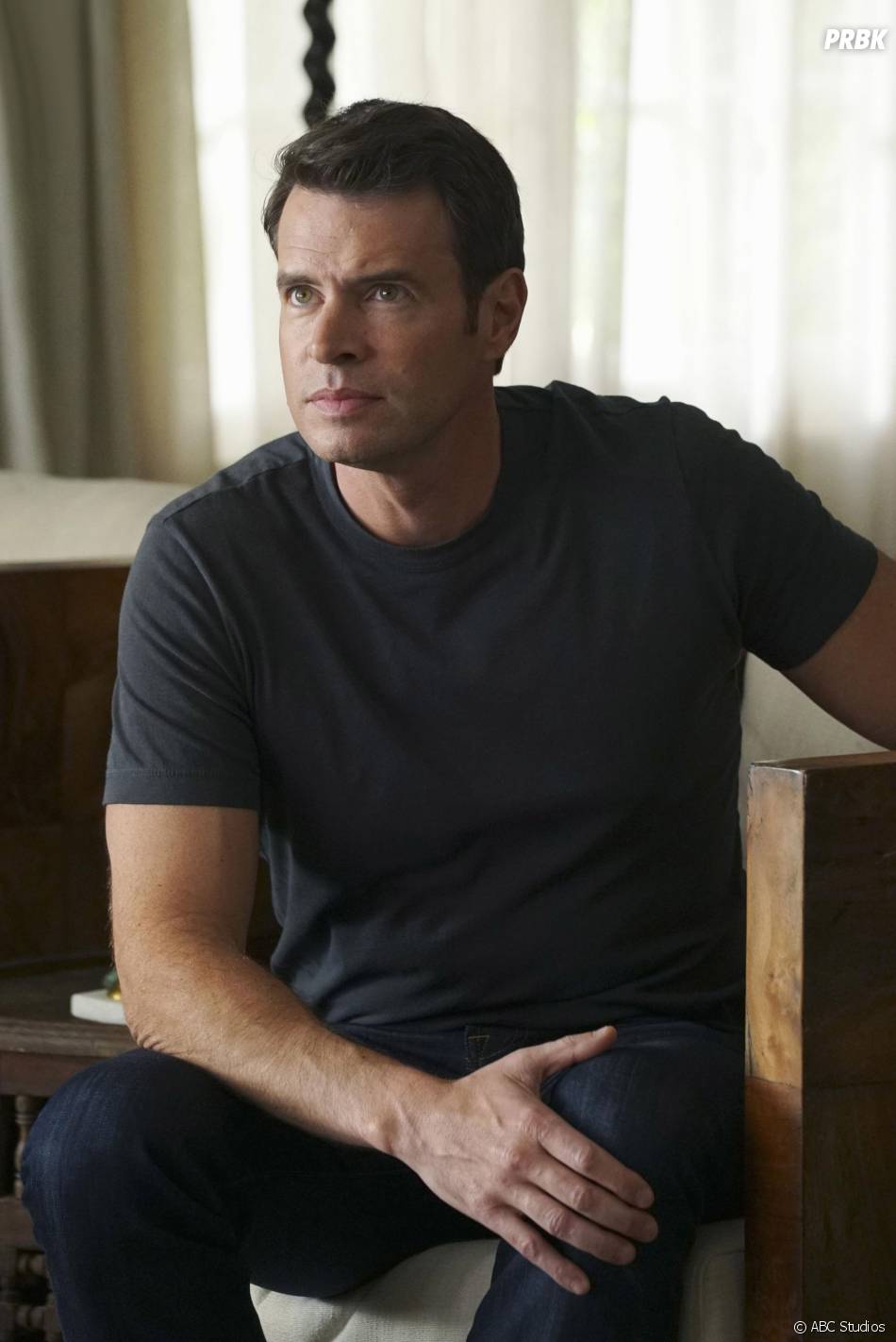 Scandal saison 5, épisode 21 : Jake (Scott Foley) sur une photo - Purebreak