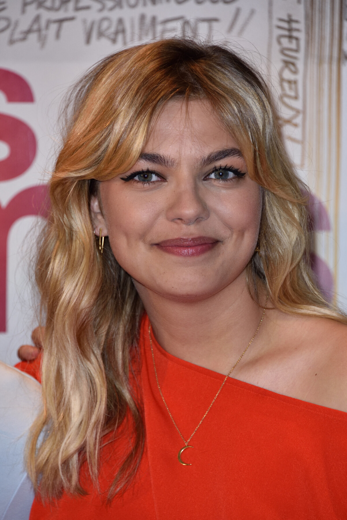 Photo : Louane Emera maman : la chanteuse et actrice dévoile le prénom ...