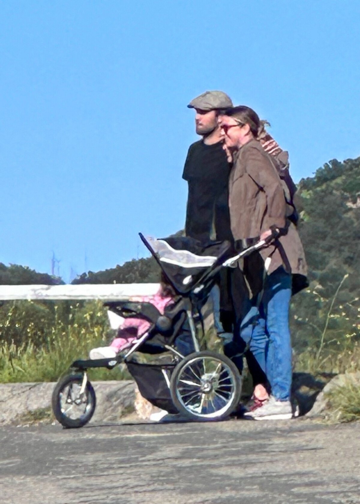 Photo : Exclusif - Emily Vancamp et son mari Josh Bowman se baladent ...