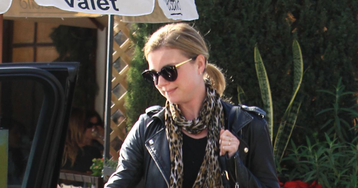 Emily VanCamp et son compagnon Joshua Bowman sortent du restaurant Il Pastaio à Beverly Hills ...