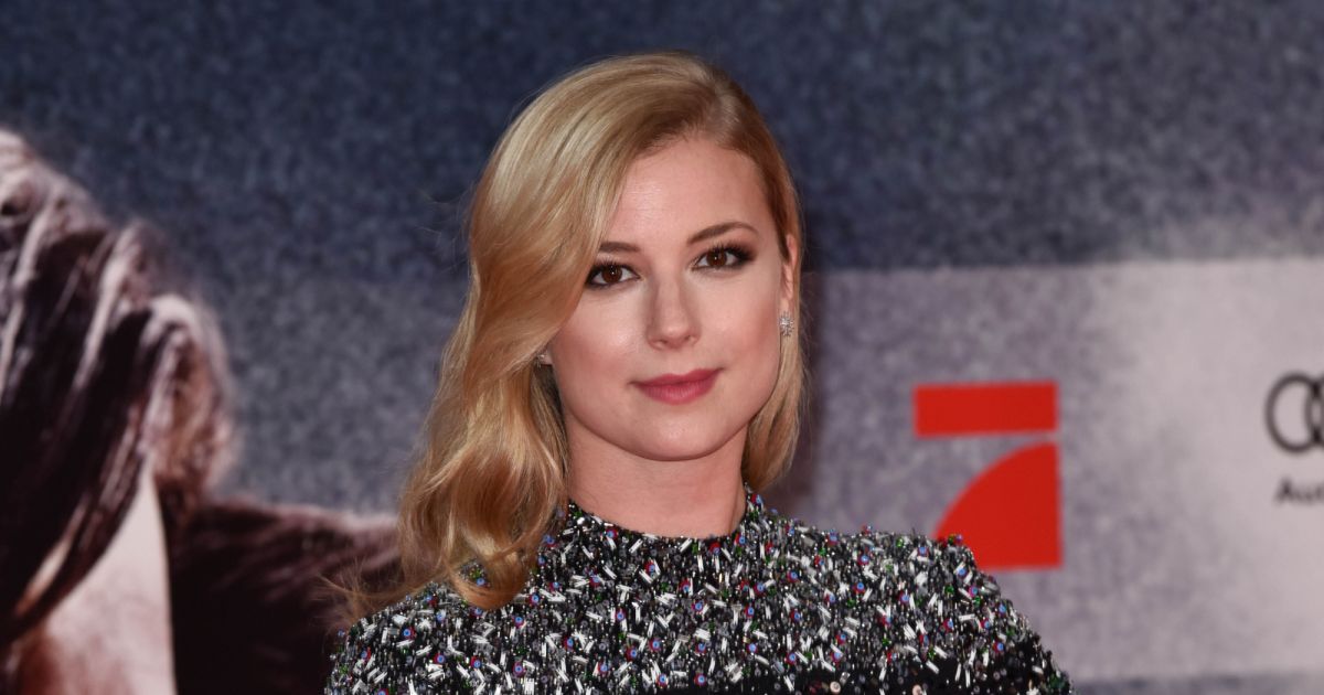 Emily VanCamp - Première du film Captain America : Civil War au Sony ...