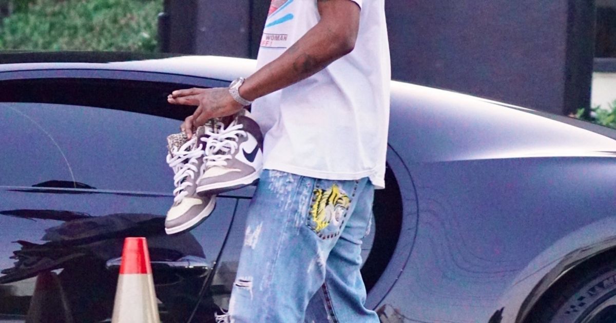 Exclusif - Travis Scott quitte ses bureaux au volant de sa nouvelle ...