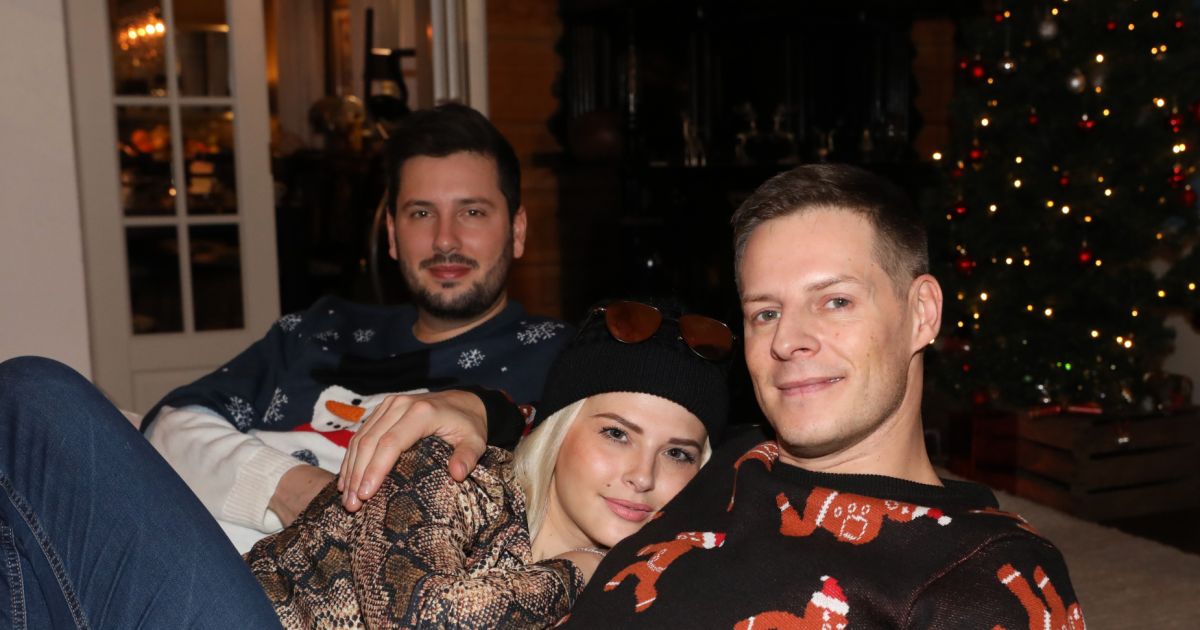 Maxime Guény, Kelly Vedovelli et Matthieu Delormeau dans le chalet à ...