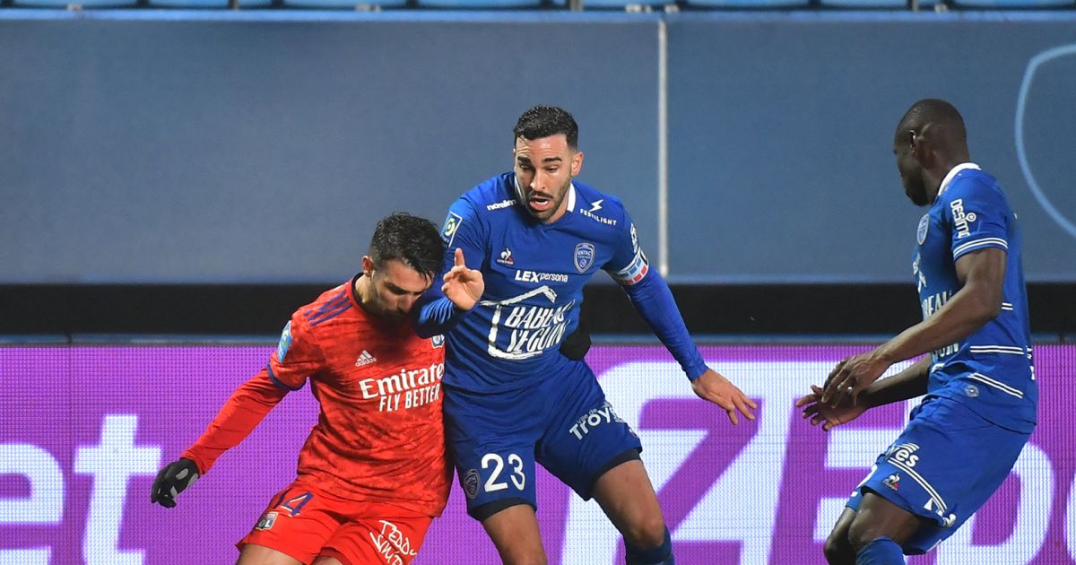 Dubois Leo vs Adil Rami lors du match de football Ligue 1 Uber Eats ...