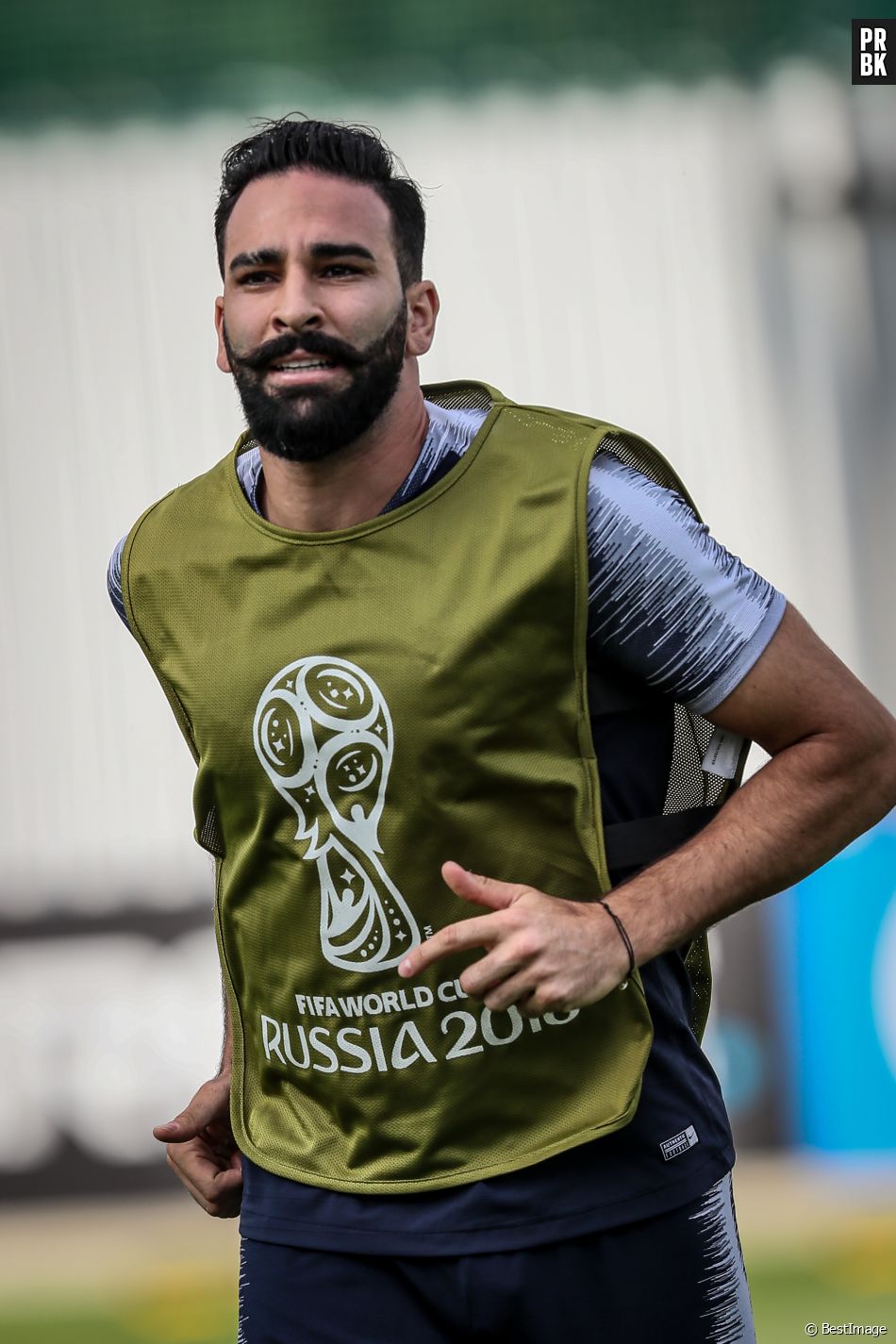 Adil Rami annonce (encore) sa rupture avec Léna Guillou : "Je suis seul ...
