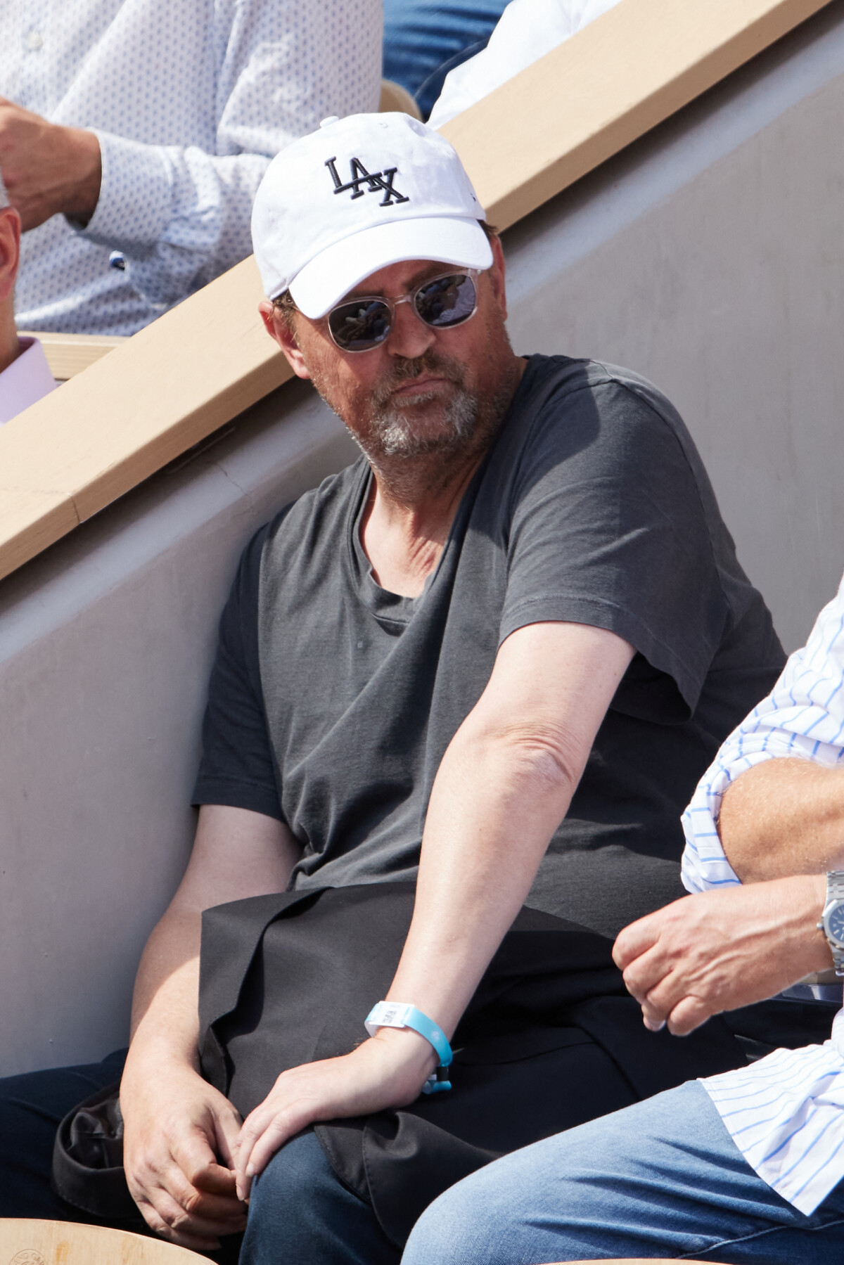 Photo : Matthew Perry en tribunes lors des Internationaux de France de ...