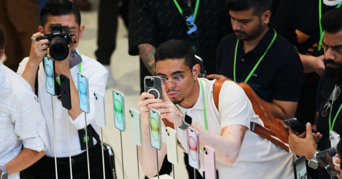 Des journalistes et visiteurs prennent des photos de l'iPhone 15 d ...
