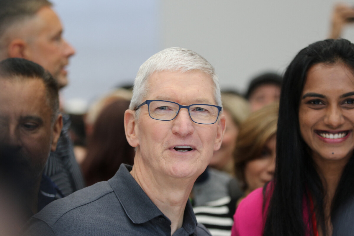 Photo : 12 September 2023, USA, Cupertino: Apple CEO Tim Cook takes a ...