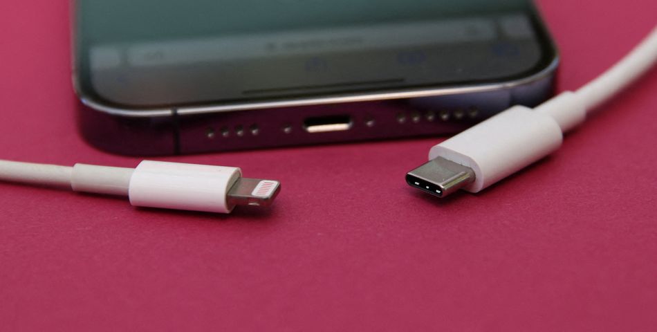 ILLUSTRATION - 10 September 2023, Berlin: An iPhone 14 Pro with a ...