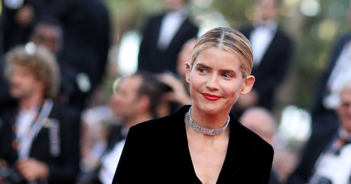 Alice Taglioni - Montée des marches du film « L’été dernier » lors du ...