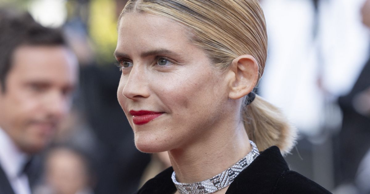 Alice Taglioni - Montée des marches du film « L’été dernier » lors du ...