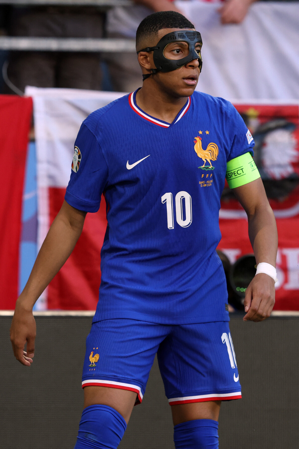 Photo : Kylian Mbappe masqué face à la Pologne (Crédit Image : © IPA ...