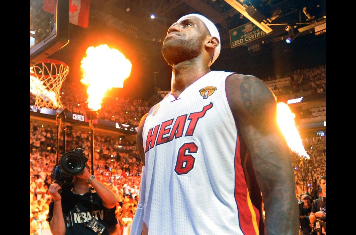 Photo : LeBron James imite Tony Parker et se met au rap - Volum (PureBreak)