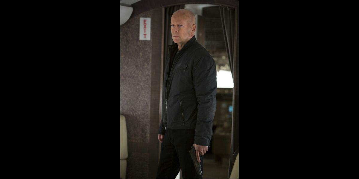 Photo : Red 2 : Bruce Willis sort les muscles encore une fois - PureBreak