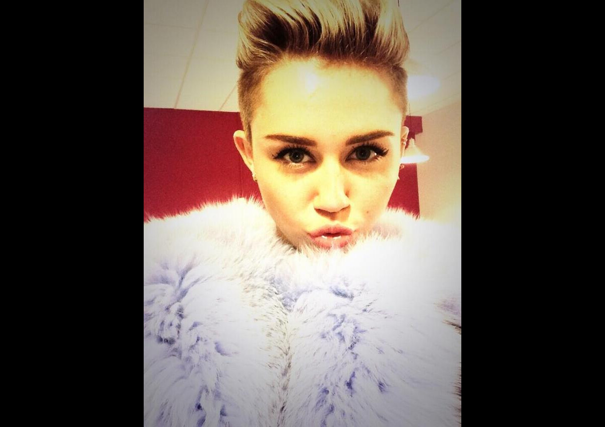 Photo : Miley Cyrus en interview dans le magazine Harper Bazaar's ...