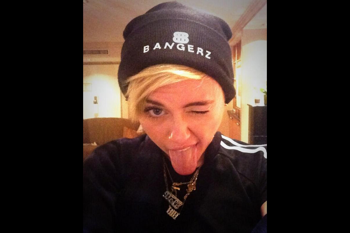 Photo : Miley Cyrus glamour en couv' du magazine Harper Bazaar's ...