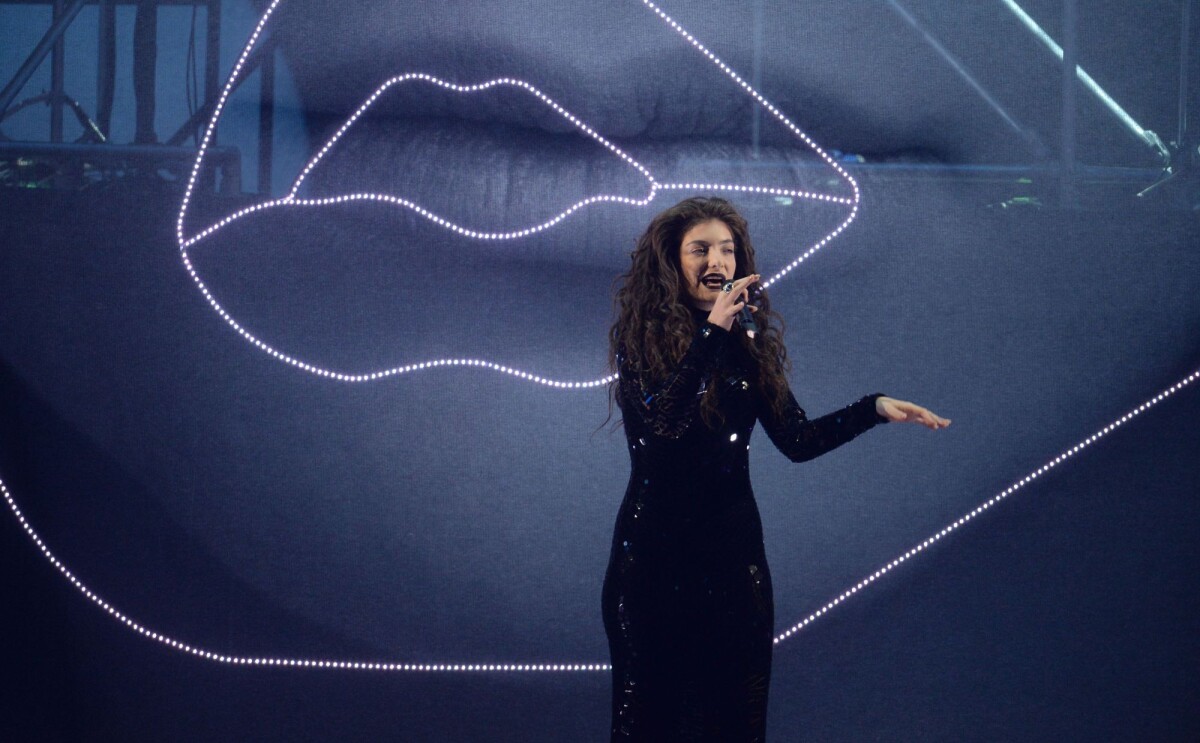 Photo : Lorde donne de la voix sur la scène des Brit Awards 2014 ...