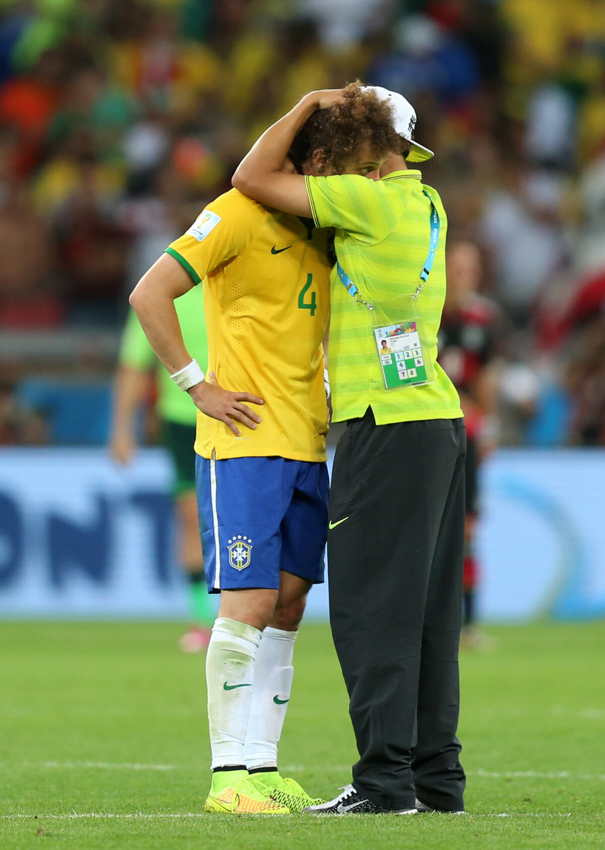 Photo : David Luiz et Thiago Silva émus après Brésil VS Allemagne, le 8 ...