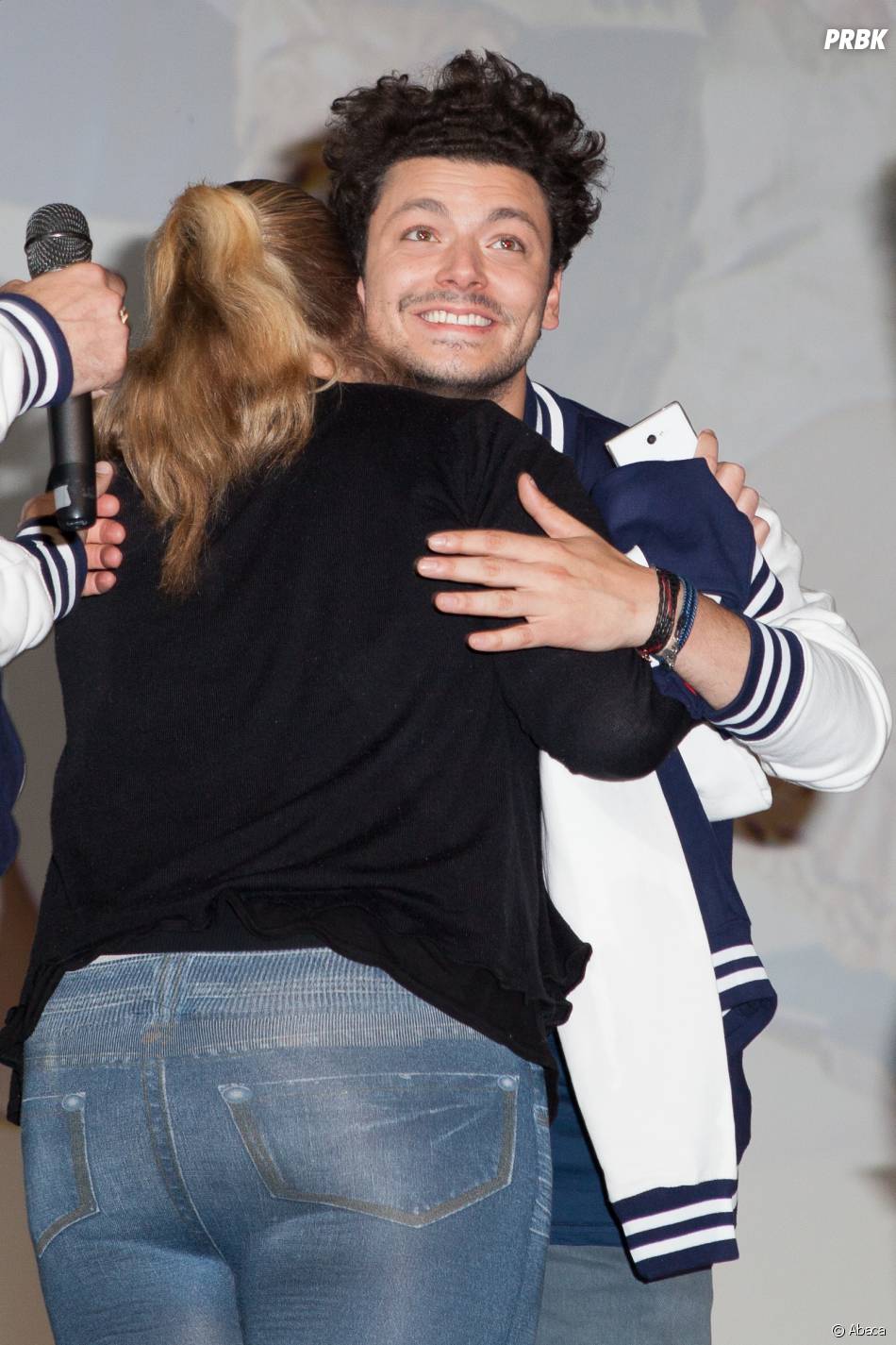 Les Profs 2 : câlin avec ses fans pour Kev Adams à l'avant-première du ...