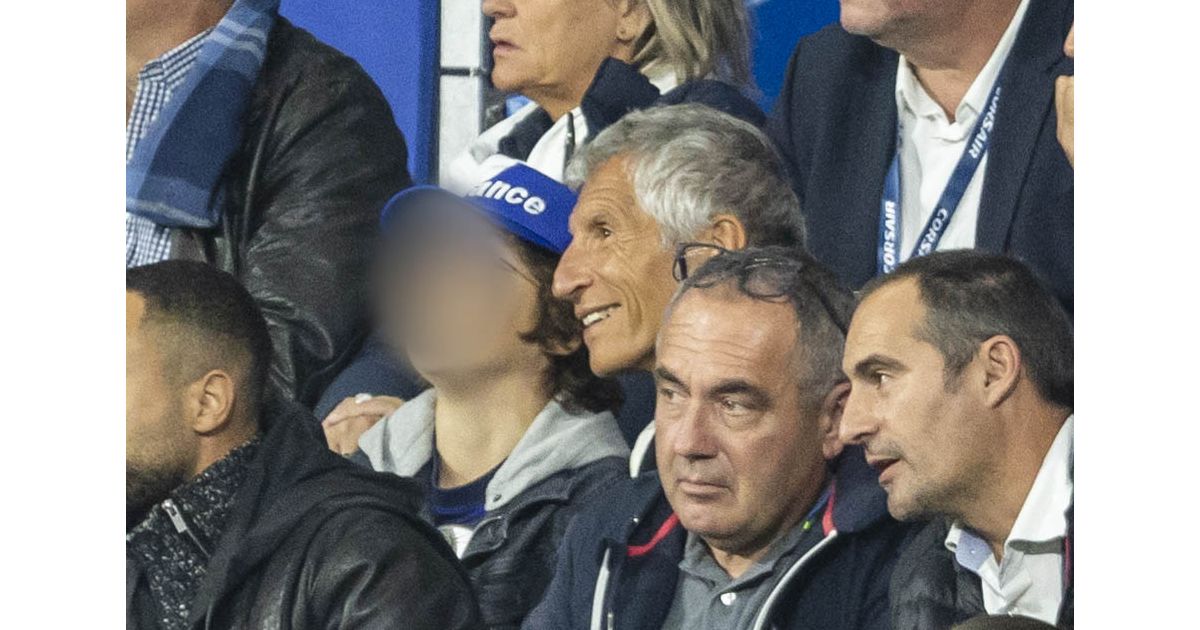 Nagui avec son fils Adrien - People dans les tribunes lors du match de ...
